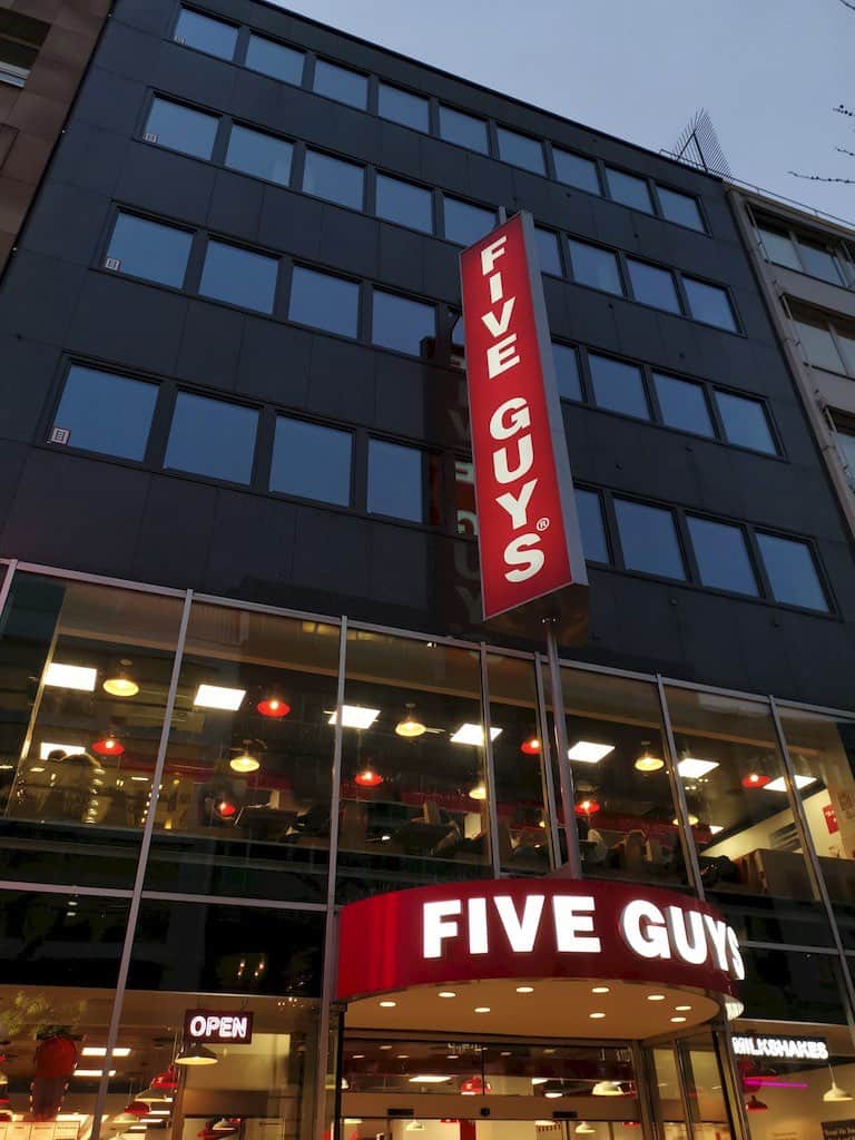 Five Guys Stuttgart: Der gehypte Burger Laden jetzt auch in Stuttgart ...